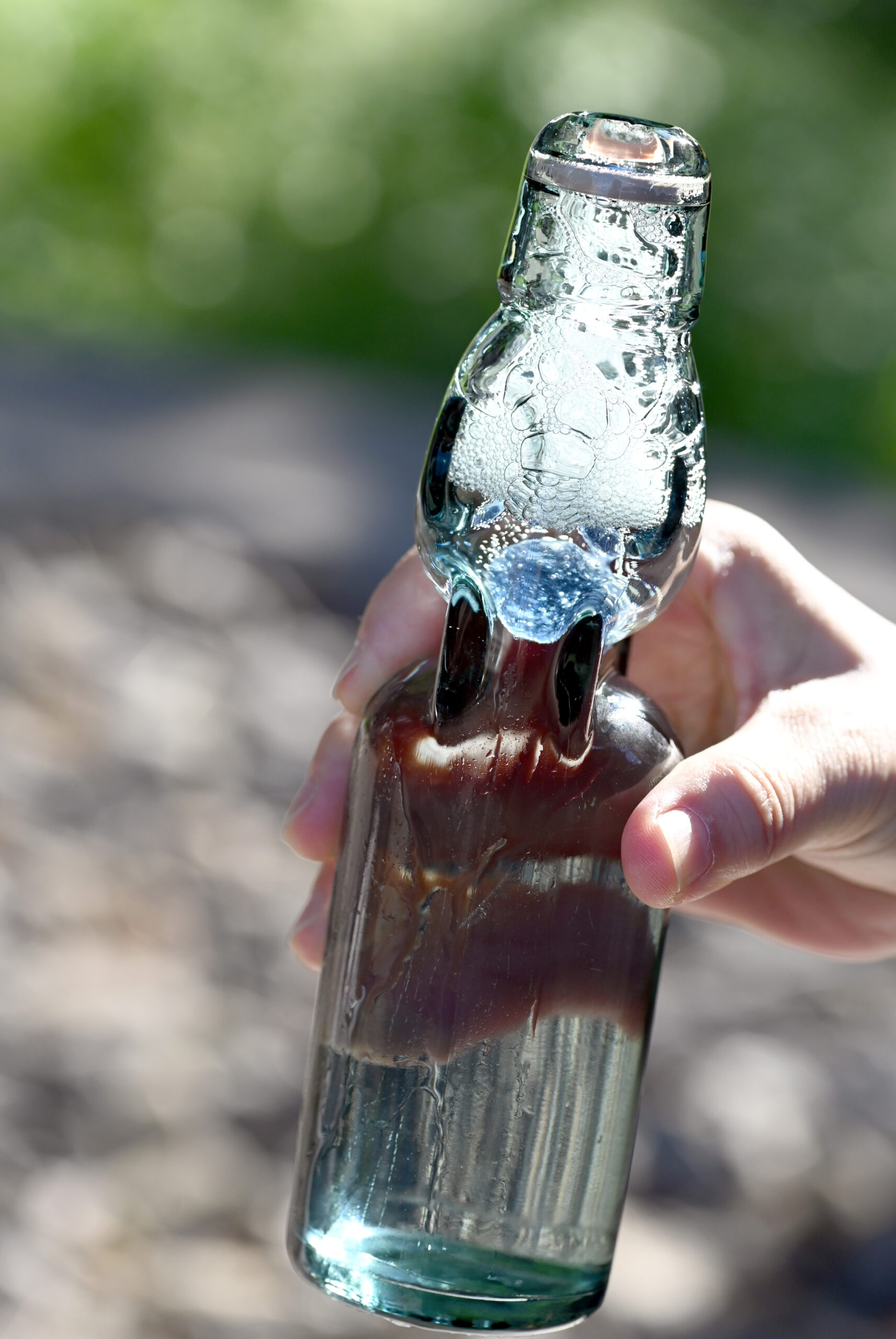 懐かしさ全開!30年ぶりに「全部ガラス」のラムネが帰ってきた!「なぜか美味しく感じる」 – emogram[エモグラム]