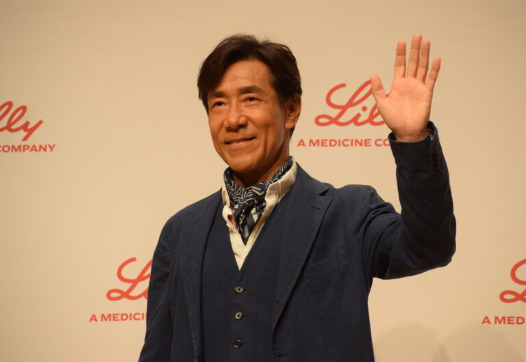 「手を縛って寝ていた」岸谷五朗が語るアトピーと向き合った60年に共感の声 – emogram[エモグラム]