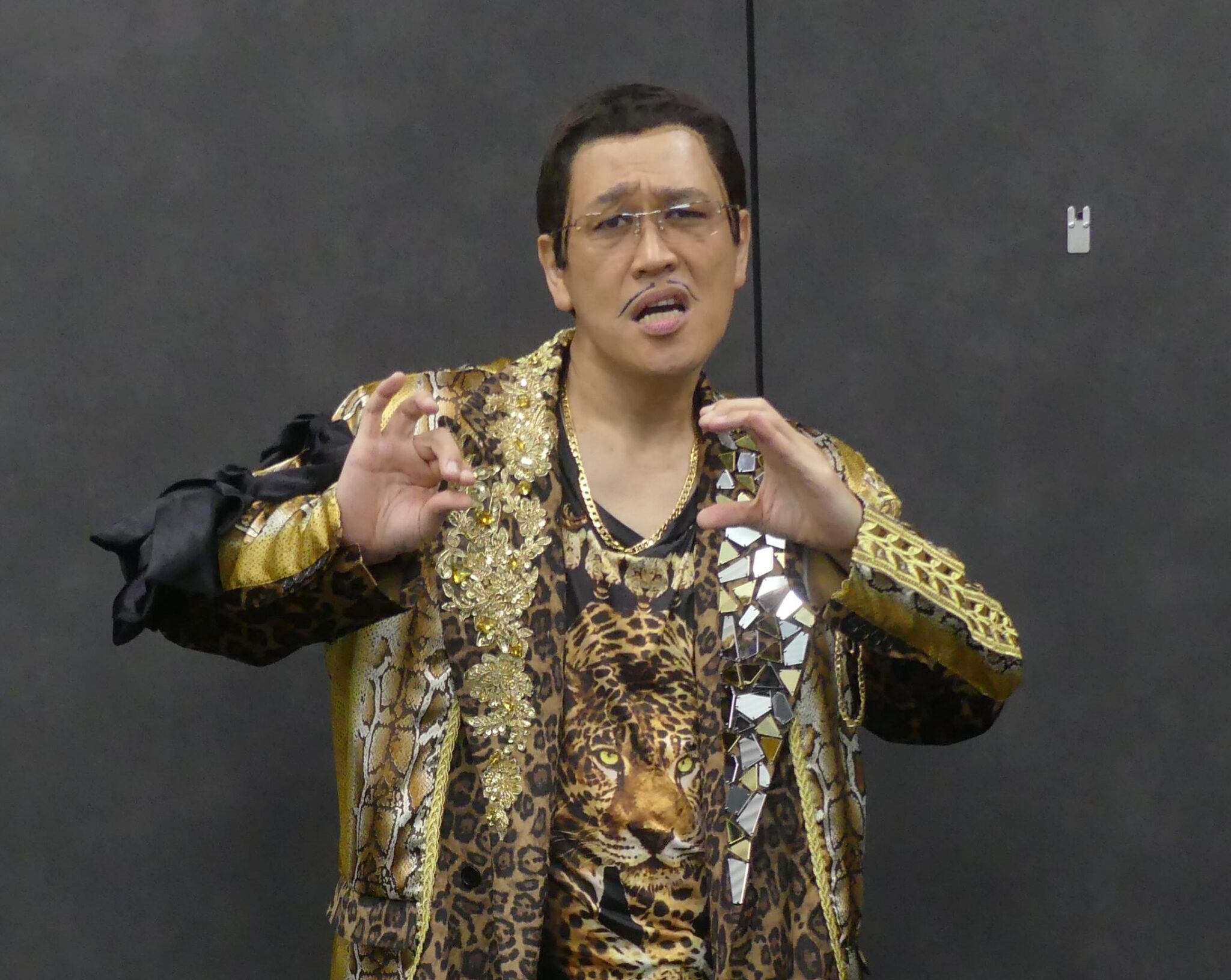 ピコ太郎「PPAP」誕生10周年で新曲を1年間で計80．8曲リリース SNS「世界でバズるってすごい」 – emogram[エモグラム]