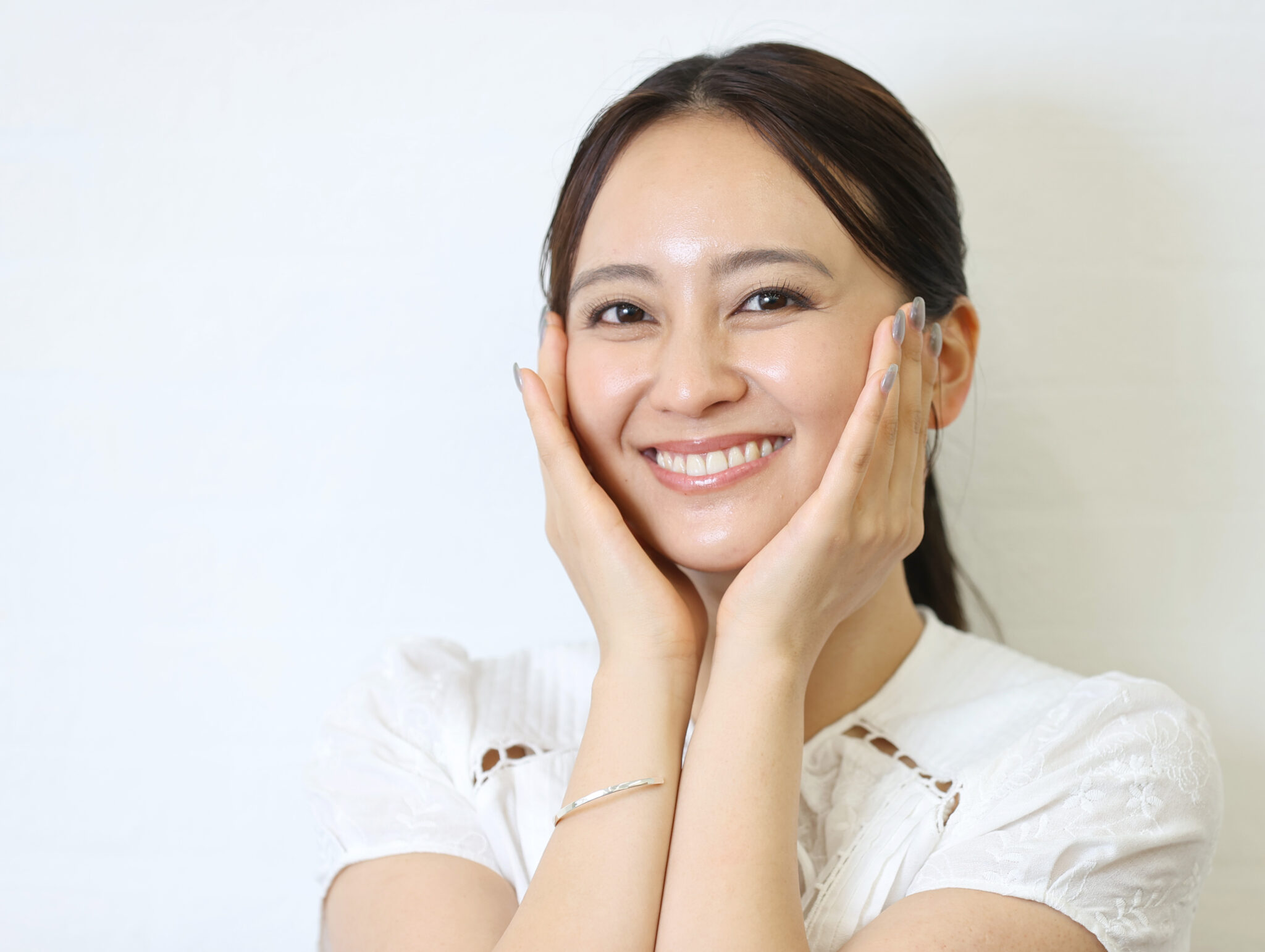 岡田結実、父とのツーショット公開 「なぜ共演NG」とファン疑問 – emogram[エモグラム]