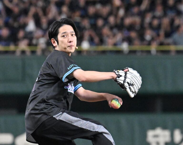 二宮和也が松村北斗と仲良し腕組み 微笑ましい写真が話題に – emogram[エモグラム]