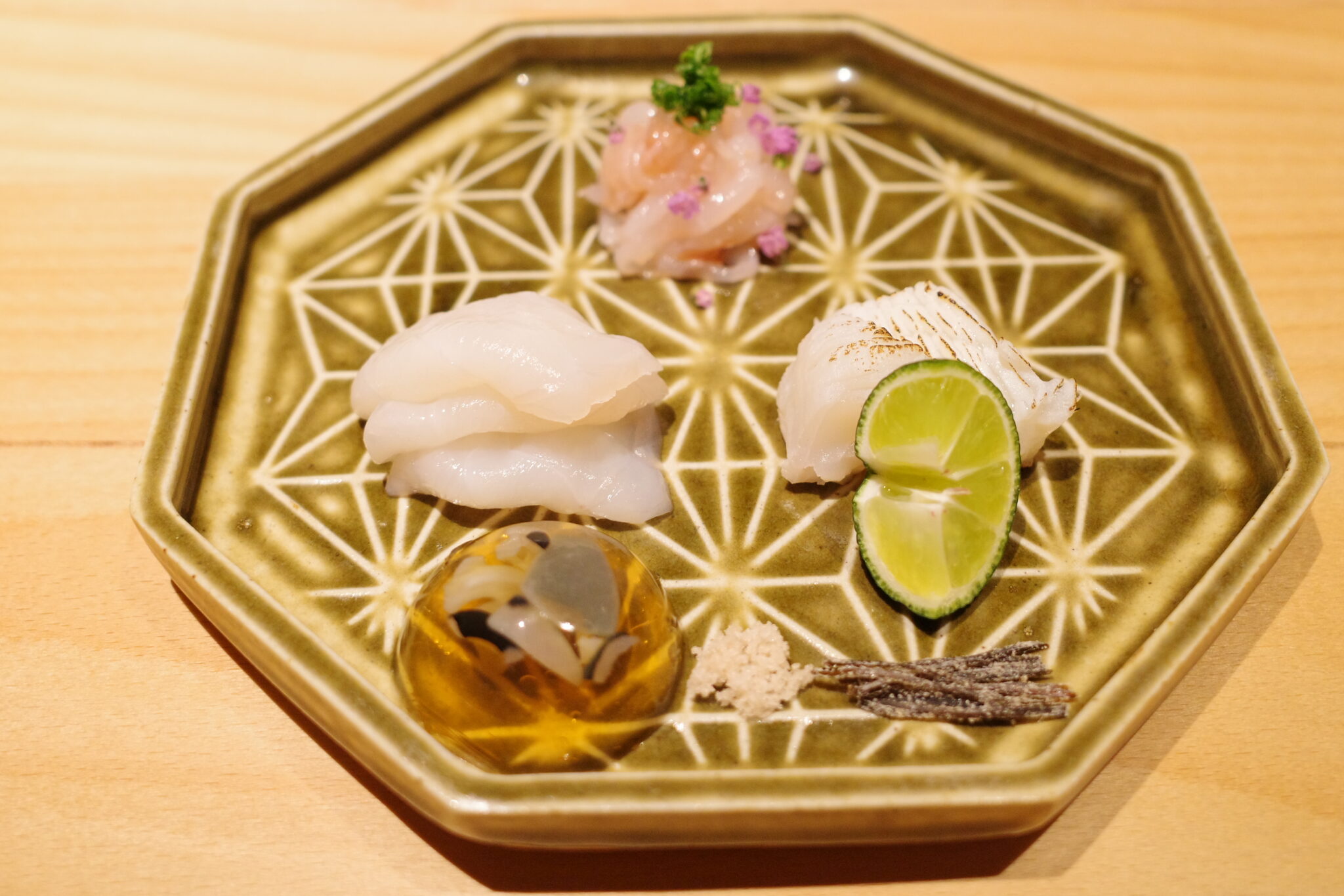 【連載】年間600軒飲み歩くハツ「一度は訪れたい名店」（12）新富町の「ふぐ倶楽部ビルヂング」 – emogram[エモグラム]