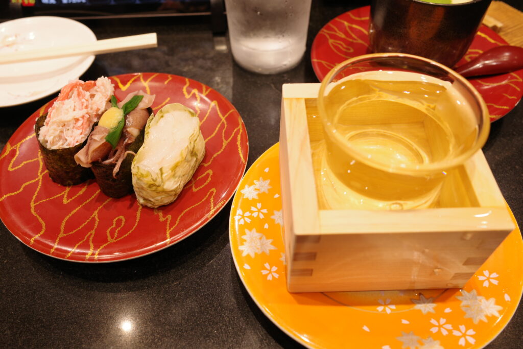 富山駅直結の回転寿司で北陸の海のロマンを胃袋で実感 【連載】年間600軒飲み歩くハツ「一度は訪れたい名店」（16） – emogram[エモグラム]