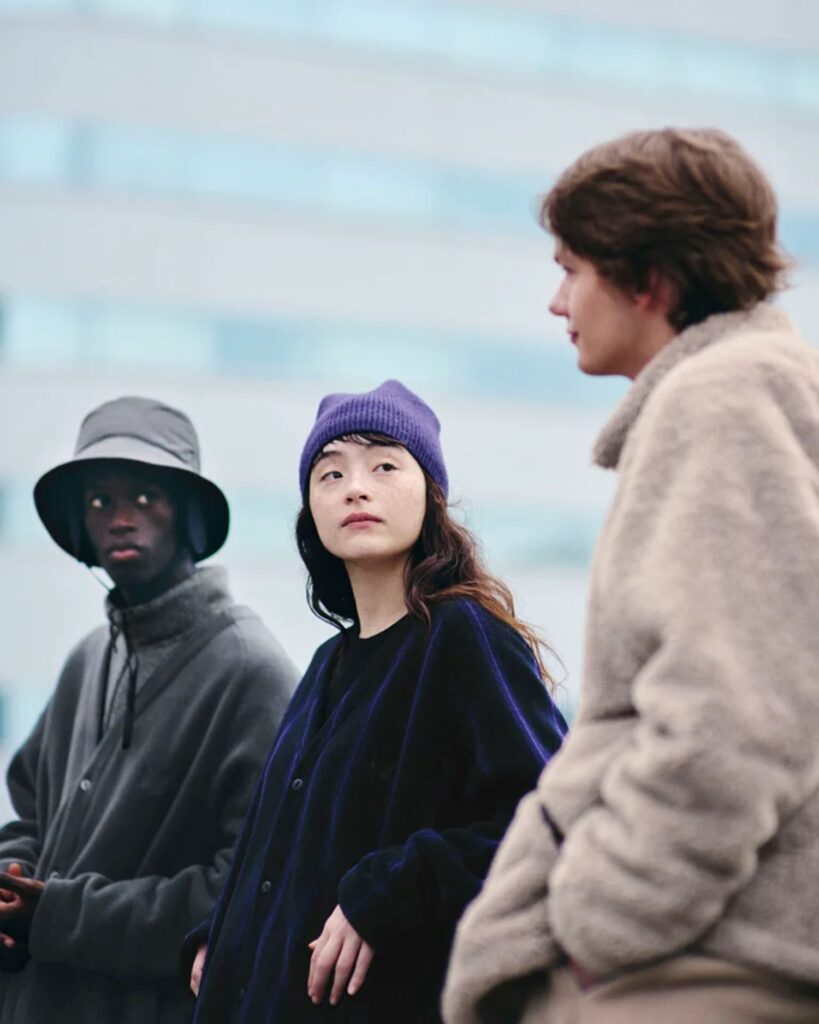 「安っぽい」と「パジャマ」で物議 ユニクロとNEEDLESのコラボ – emogram[エモグラム]