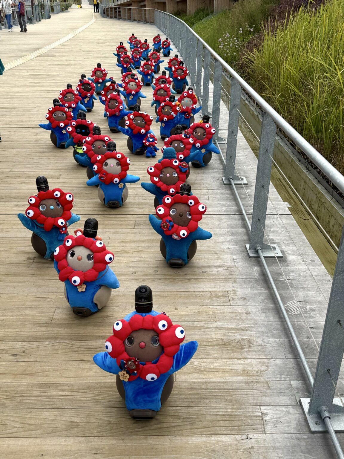 「えっほ、えっほ」のミャクラボ隊、最後の万博大行進にSNS「壮大、圧巻、かわいい」 – emogram[エモグラム]