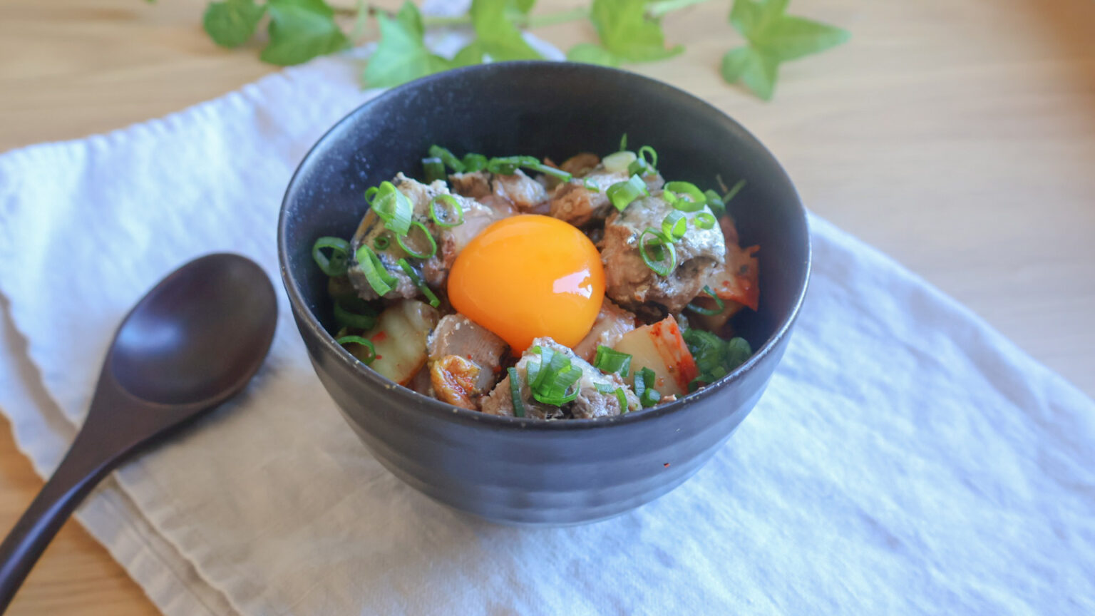 【連載】ゆいママ『キッチンから届けるおいしさと健康』（10）3分で完成、限界旨辛スタミナ丼 – emogram[エモグラム]