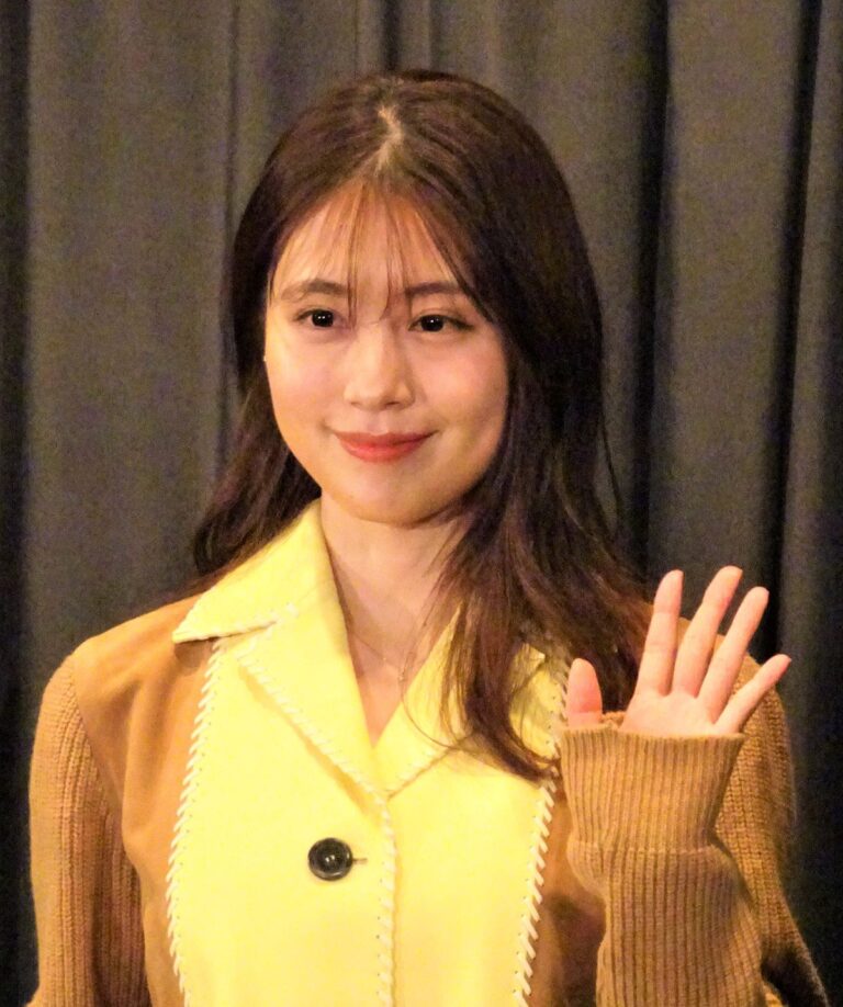 有村架純に「匂わせ」疑惑? 黄色のバッグで髙橋海人との交際示唆か – emogram[エモグラム]