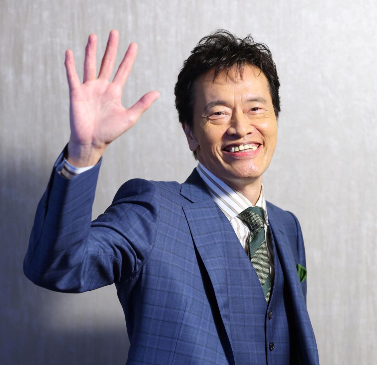 遠藤憲一、愛犬との戯れ姿が面白すぎとSNS爆笑! – emogram[エモグラム]