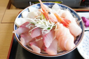 富山・氷見漁港で港とれたて朝ごはんを風景ごと堪能 【連載】年間600軒飲み歩くハツ「一度は訪れたい名店」（24） – emogram[エモグラム]