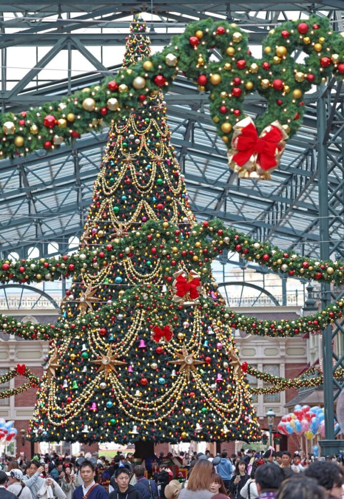 期間限定ディズニー新クリスマスパレード あまりの可愛さに地蔵客続出！ – emogram[エモグラム]