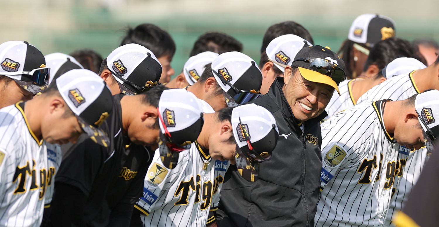 【外国人コメント殺到】15°・30°・45°とにかく頭を下げる日本人に「歩く分度器」だとぉ!!? – emogram[エモグラム]