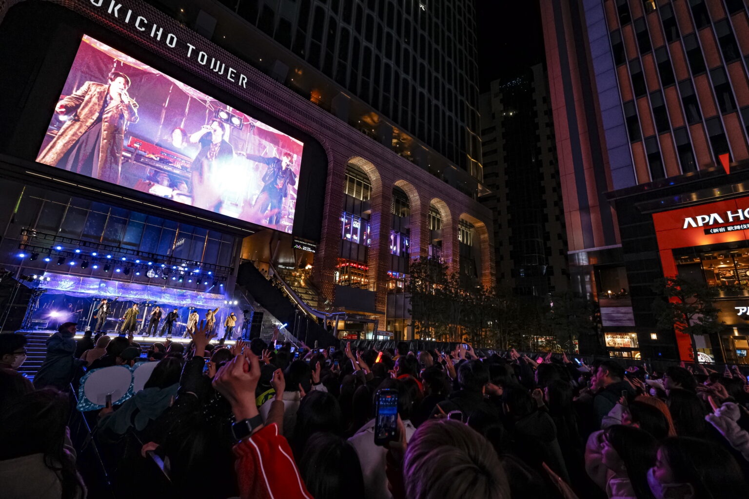 【WEST.】STARTO初のゲリラライブを歌舞伎町で開催 ファン熱狂「神すぎて震えた」 – emogram[エモグラム]